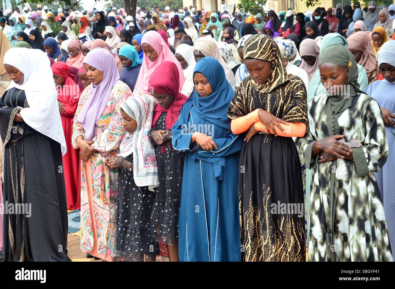 (250606) -- KAMPALA, June 6, 2025 (Xinhua) -- People offer Eid al-Adha ...