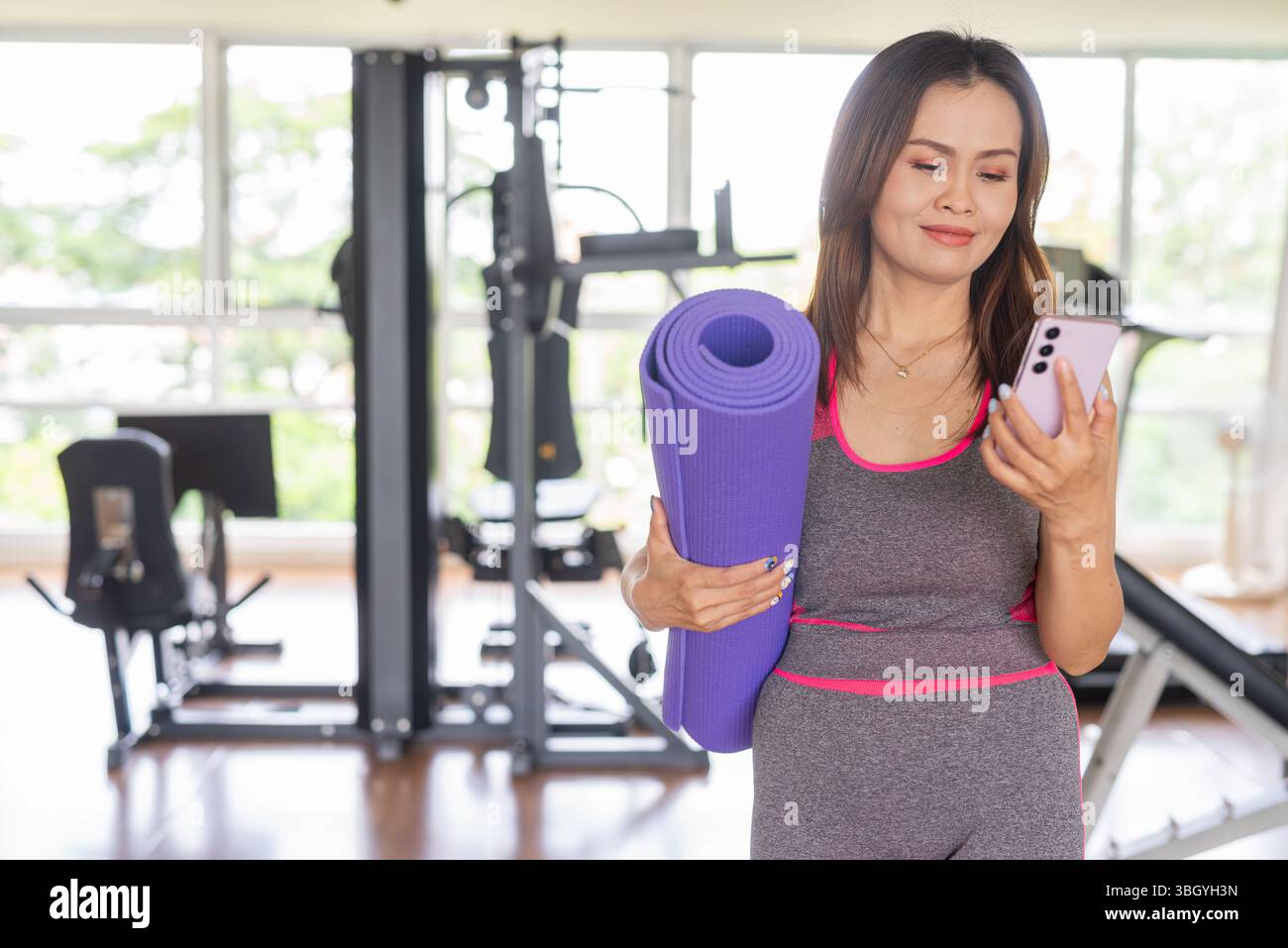 Portrait of Asian fitness woman exercising in gym Stock Photo - Alamy