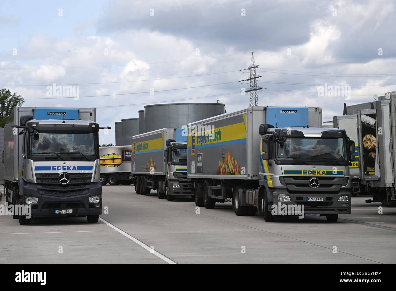 Das Edeka Zentrallager in Oberhausen, Aussenansicht, mit LKW ...