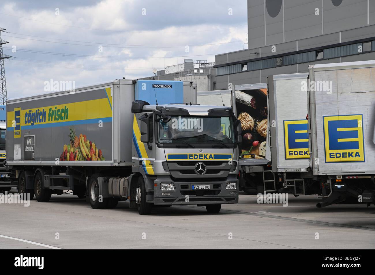 Das Edeka Zentrallager in Oberhausen, Aussenansicht, mit LKW ...