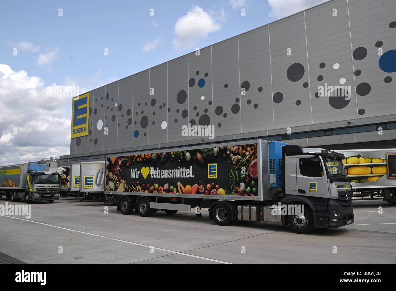 Das Edeka Zentrallager in Oberhausen, Aussenansicht, mit LKW ...