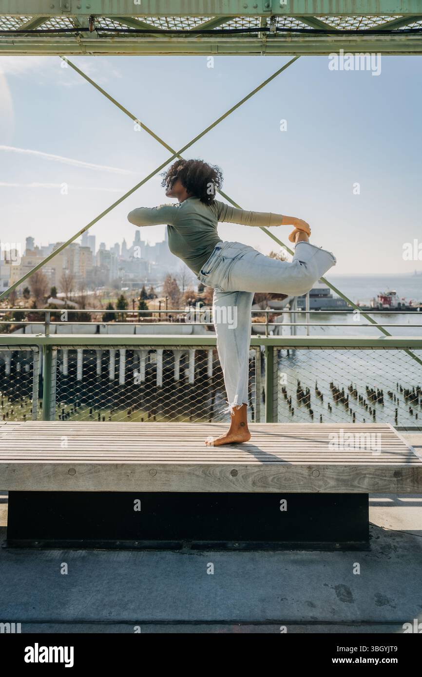Woman in downtown poses hi-res stock photography and images - Alamy