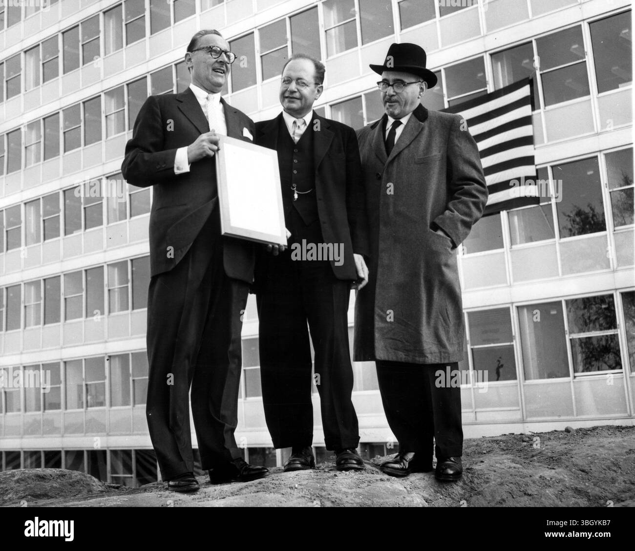 World renowned scientist hi-res stock photography and images - Alamy