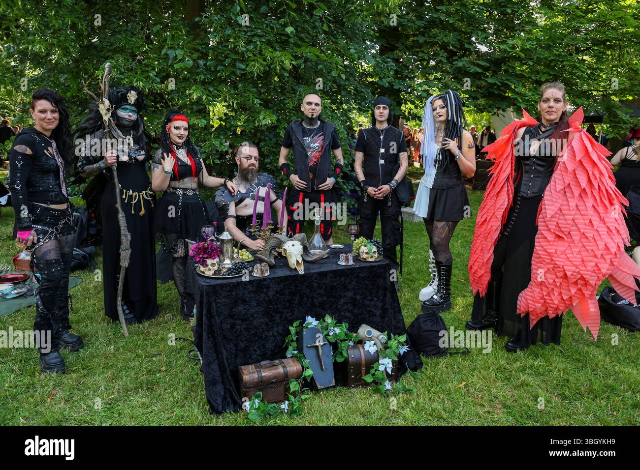 Leipzig - Eleganz und Extravaganz: Hunderte Besucher beim ...