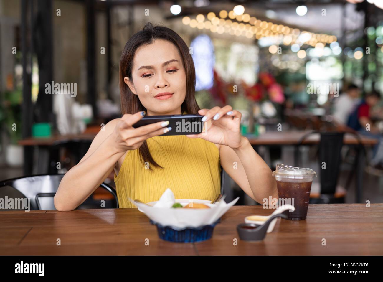 Woman in restaurant photographing hi-res stock photography and images ...