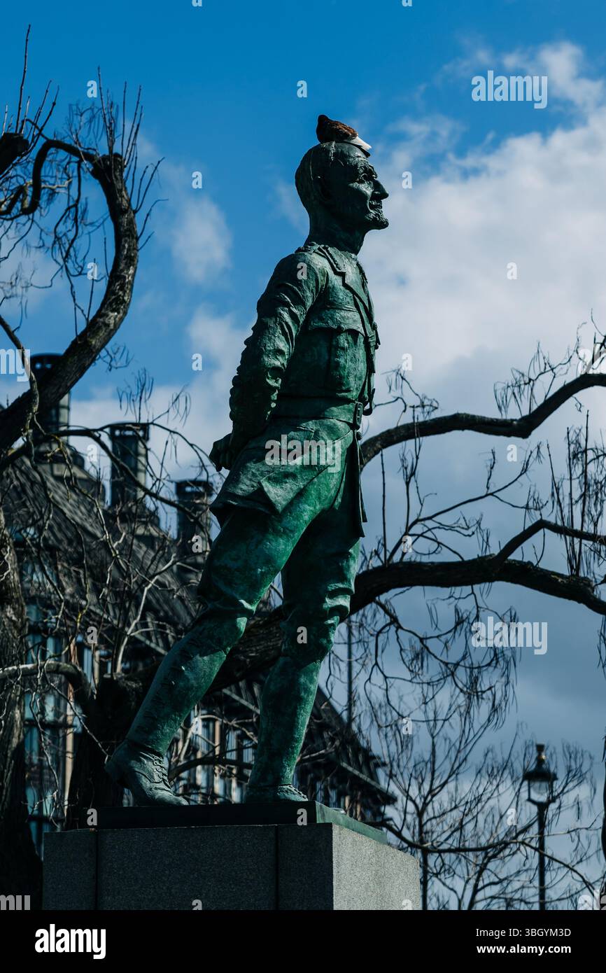 Statue bronze sculpture pedestal hi-res stock photography and images ...