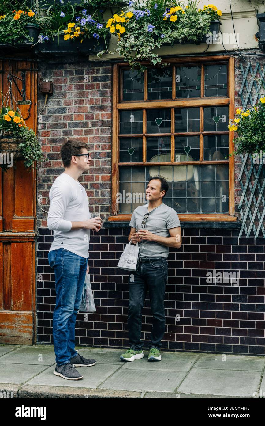 Men chatting outside a pub hi-res stock photography and images - Alamy
