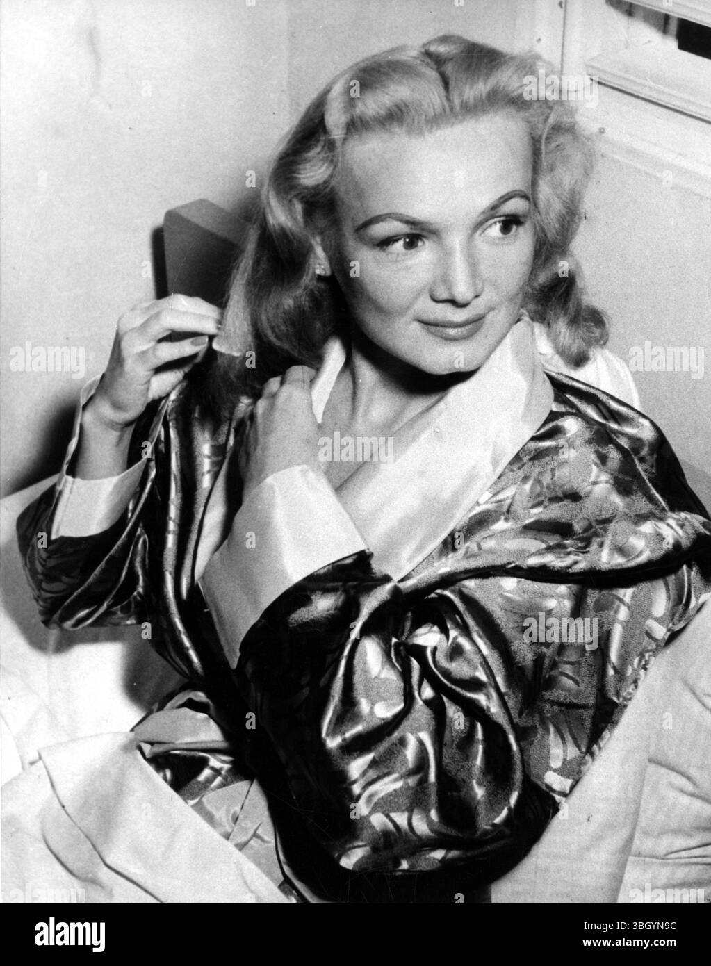 Singer Geene Courtney brushes her hair in a Ciudad Trujillo hospital ...