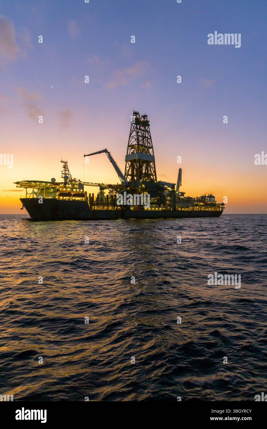 Ship oil gas drilling hi-res stock photography and images - Alamy