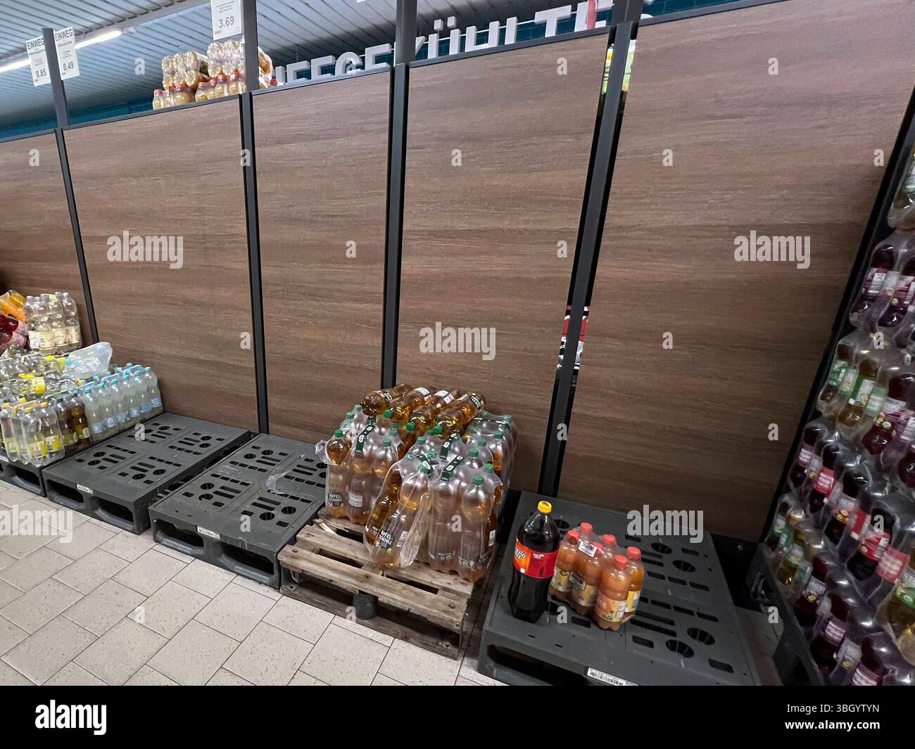 Fast Leere Euro Paletten fehlende Getraenke Wasser Brause Saft kein ...