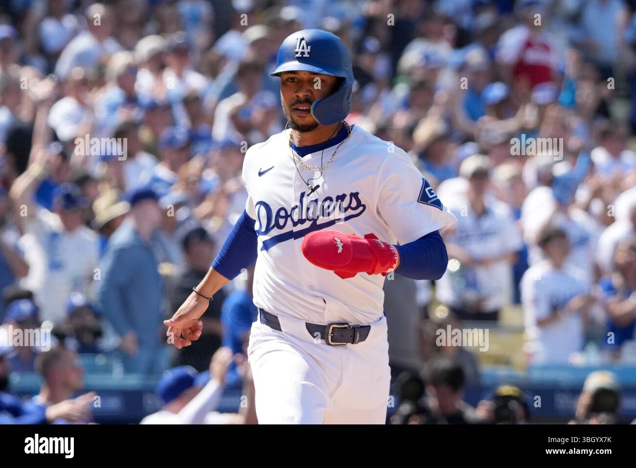 Los Angeles Dodgers shortstop Mookie Betts (50) scores in the eighth ...