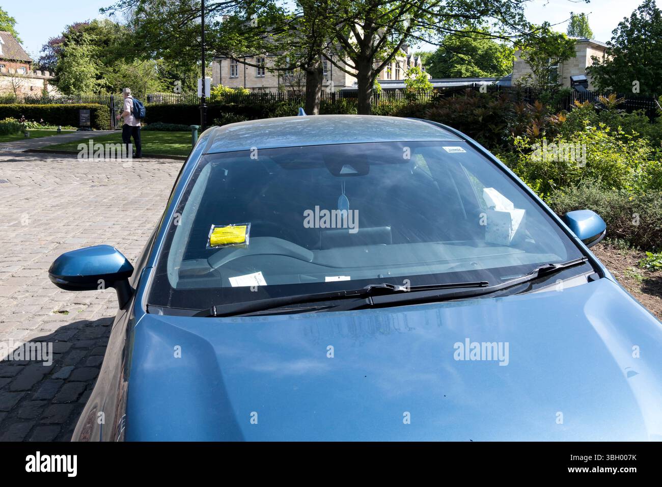 Parking ticket on car windscreen Stock Photo - Alamy