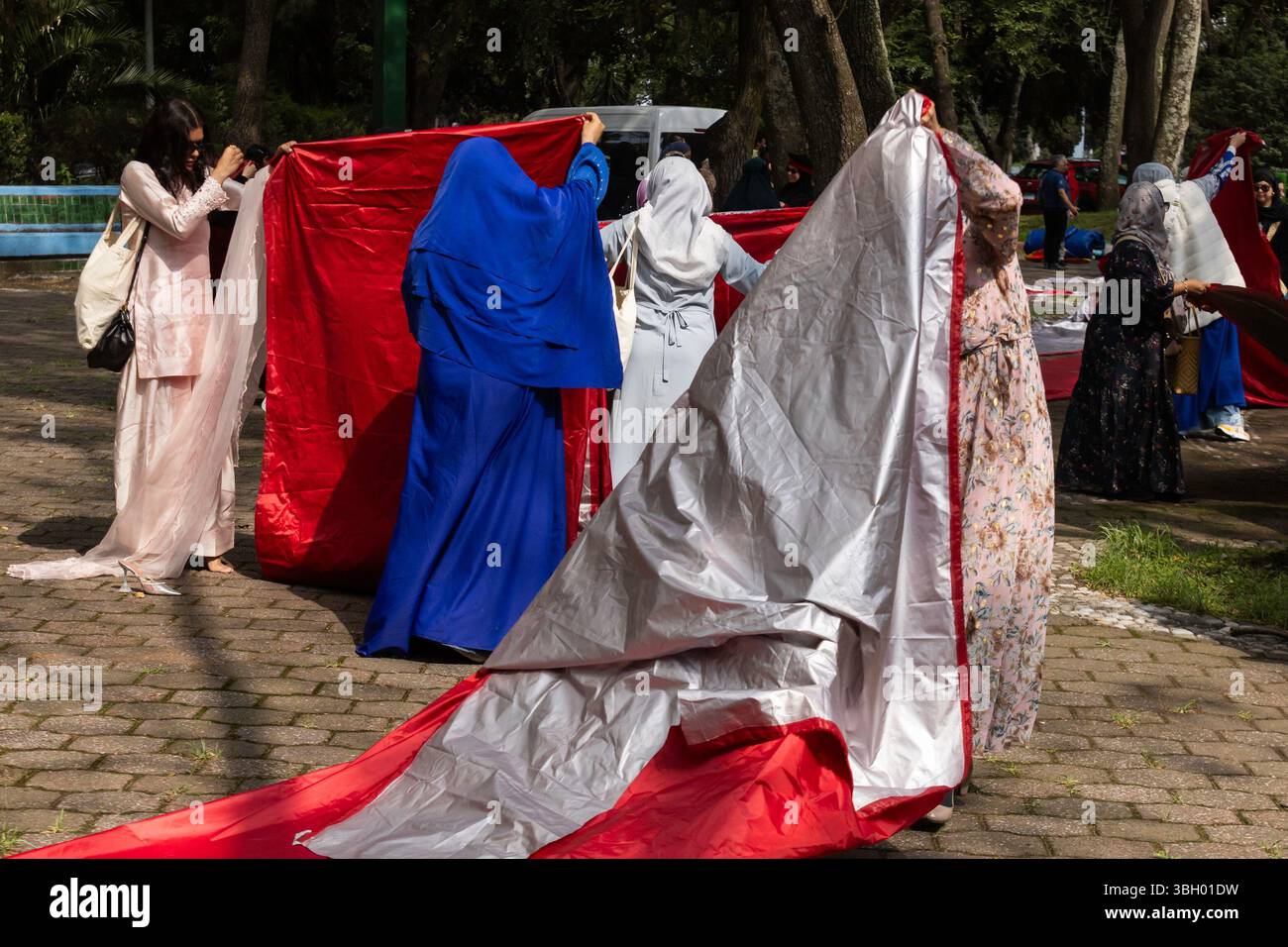 Mexico City, Mexico. 6th June, 2025. Members of the Islamic community ...