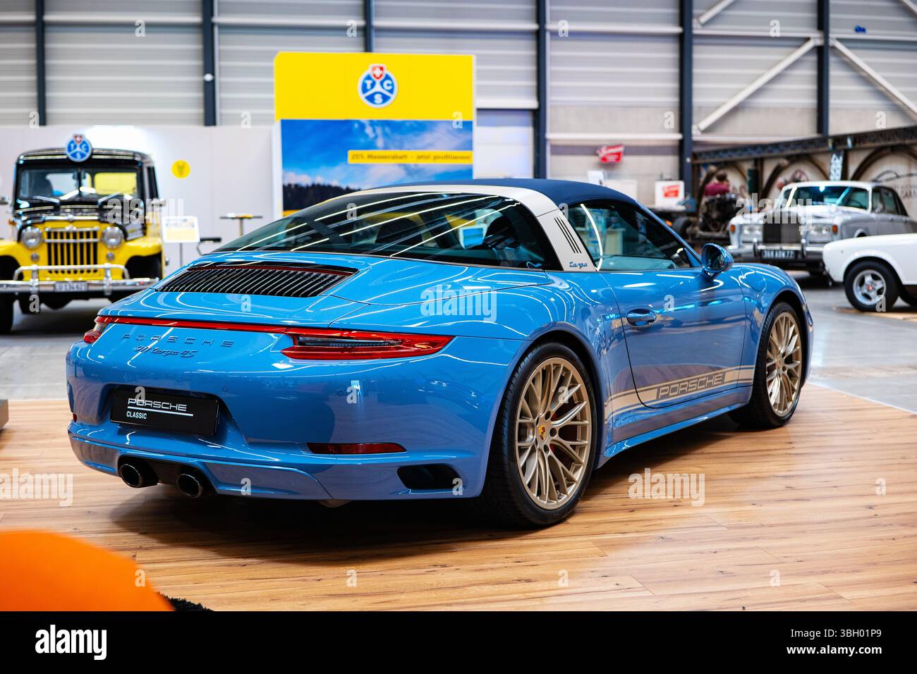 Porsche 911 rear view in hi-res stock photography and images - Alamy