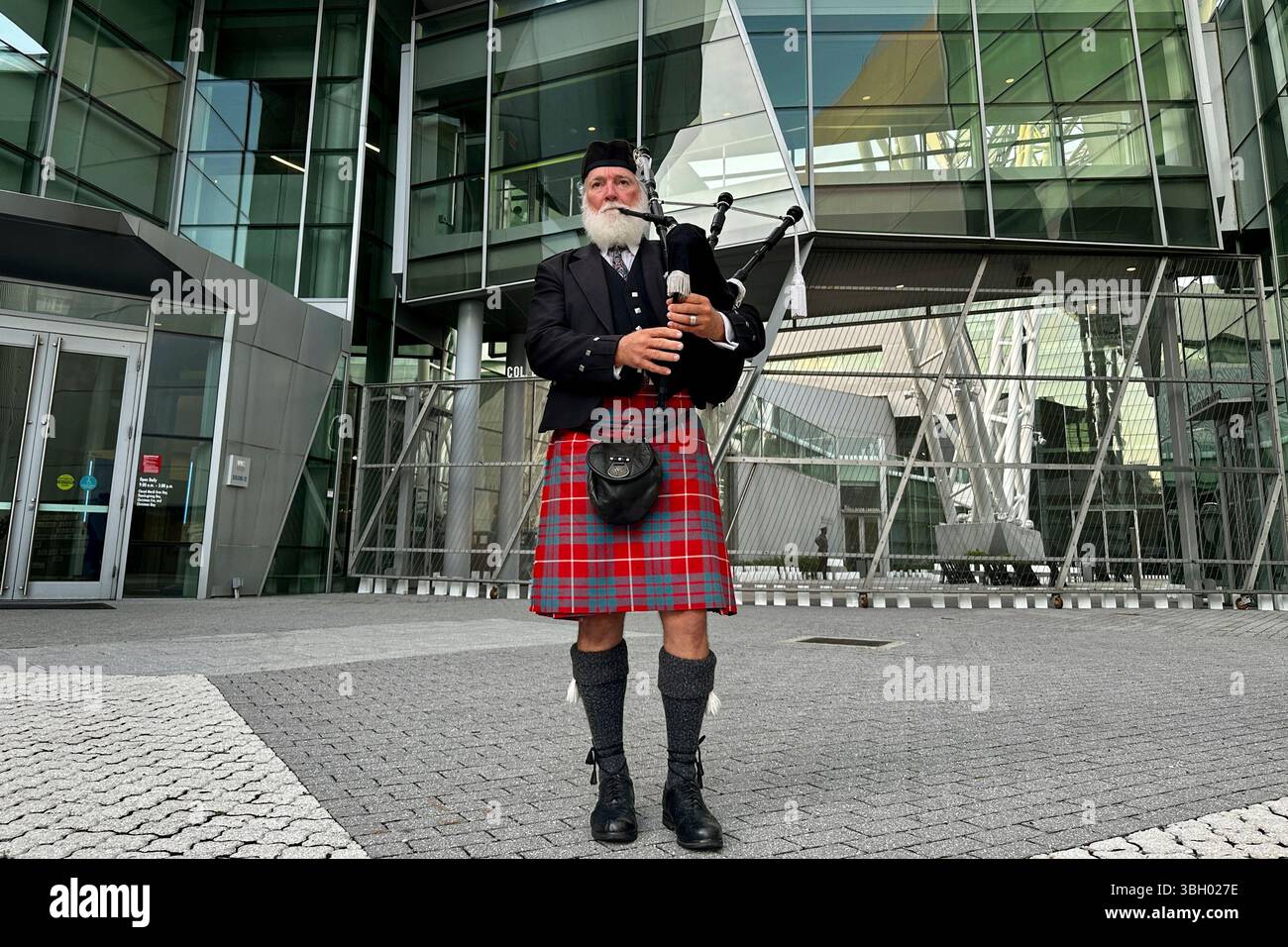 Steven Brownlee plays his bagpipe to start the National World War II ...