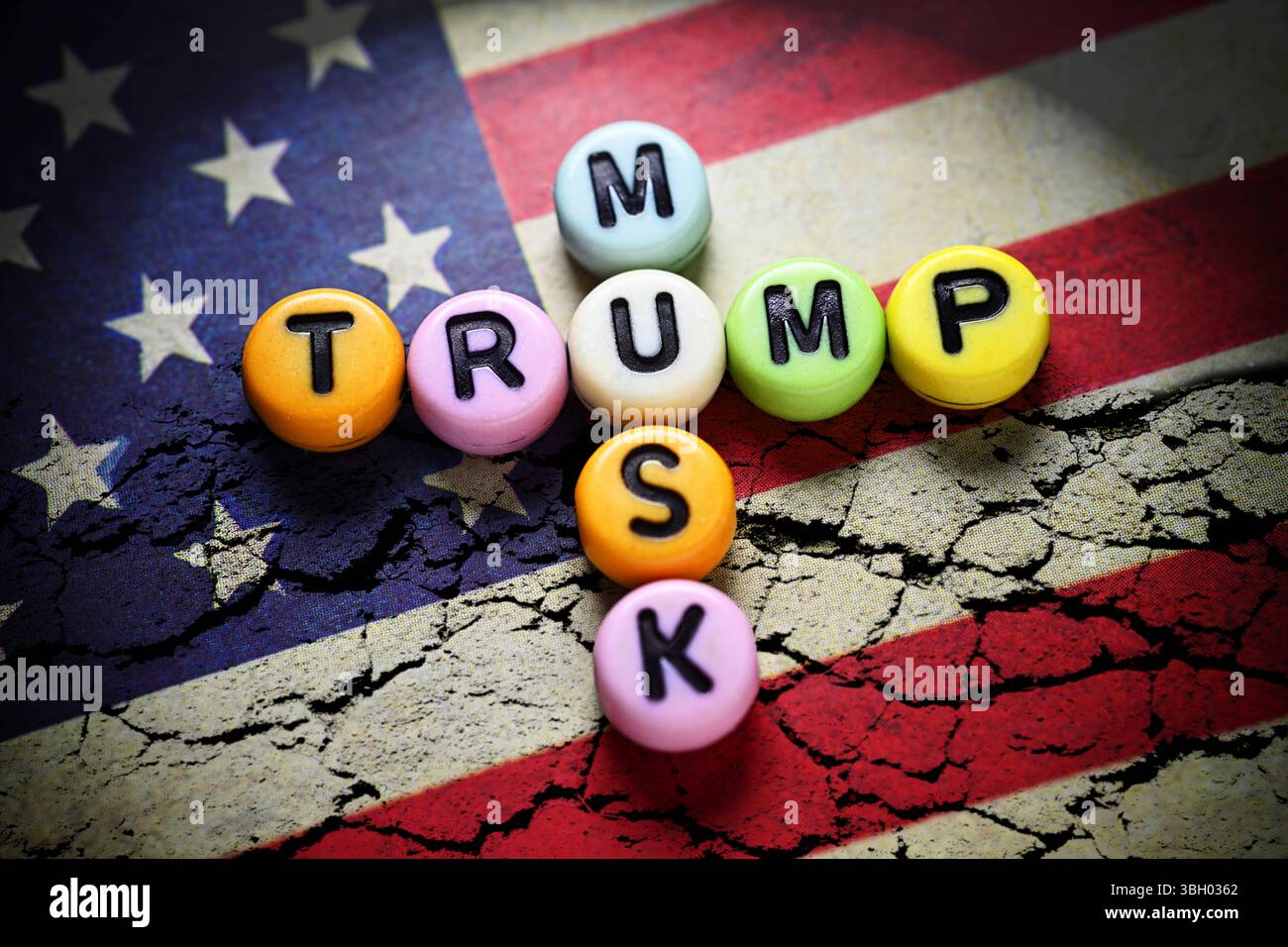 FOTOMONTAGE, Buchstaben formen die Namen Trump und Musk auf US-Fahne ...