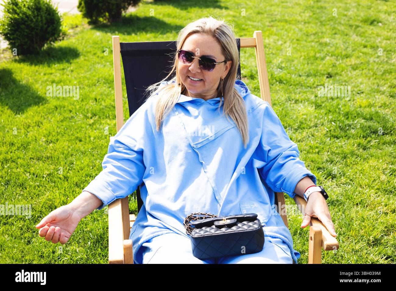 Beautiful woman relaxing sitting hi-res stock photography and images ...