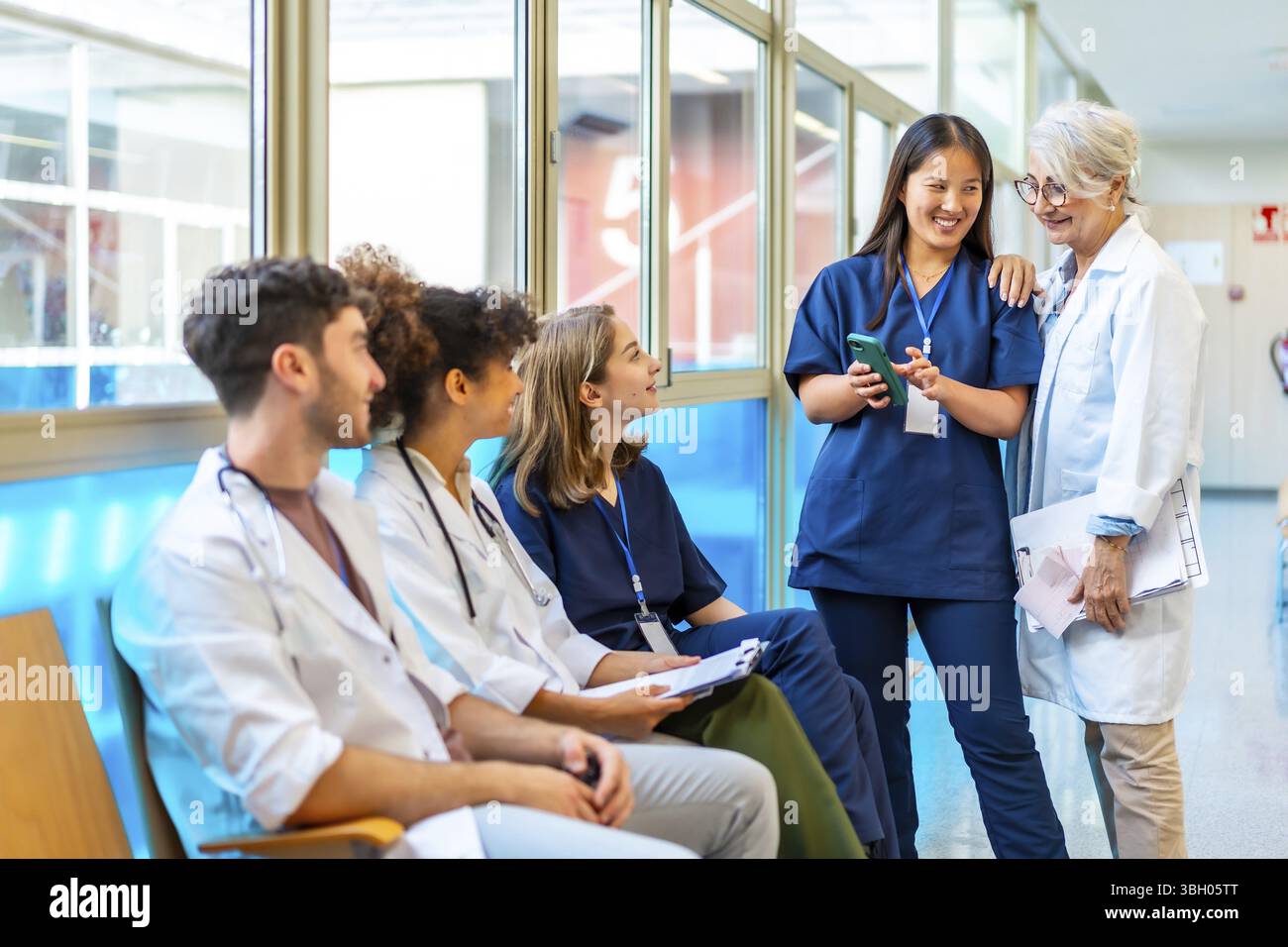 Doctors nurses reviewing medical records hi-res stock photography and ...