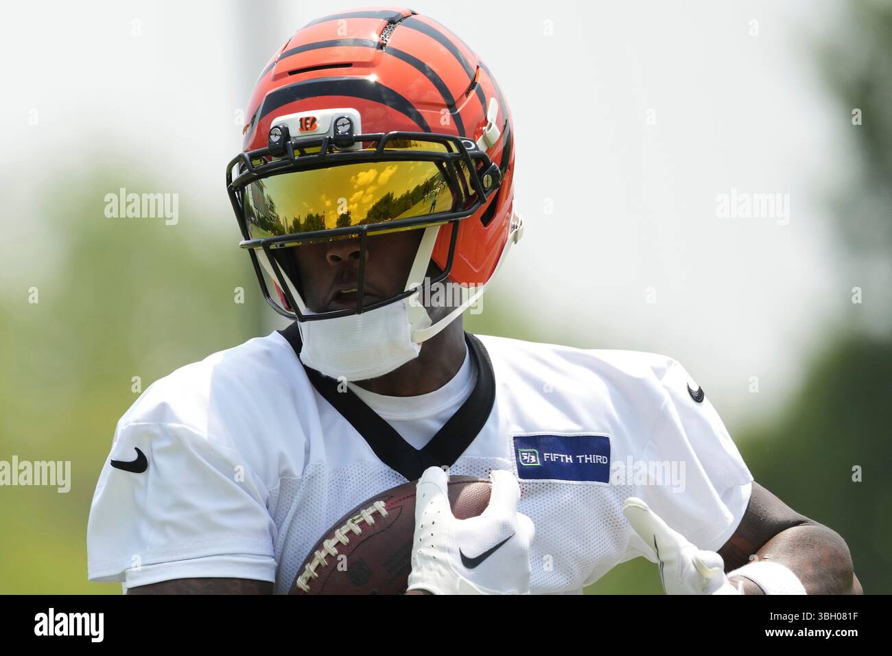 Cincinnati Bengals' Tee Higgins turns downfield after completing a ...