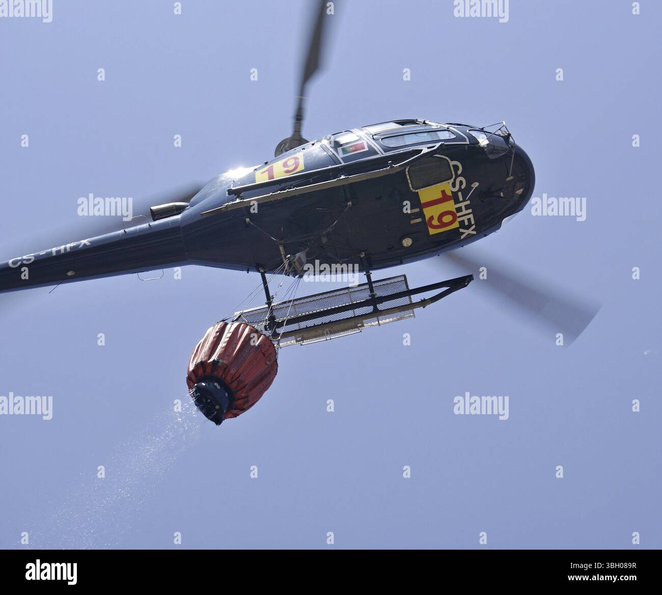 Firefighting helicopter on a firefighting mission in the Algarve ...