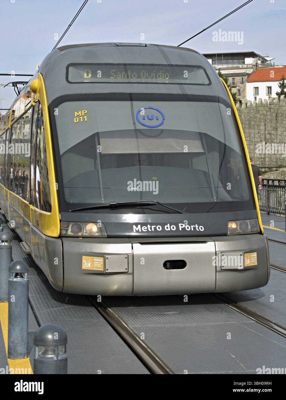 Modern metro train on the Louis I bridge in Porto Stock Photo - Alamy