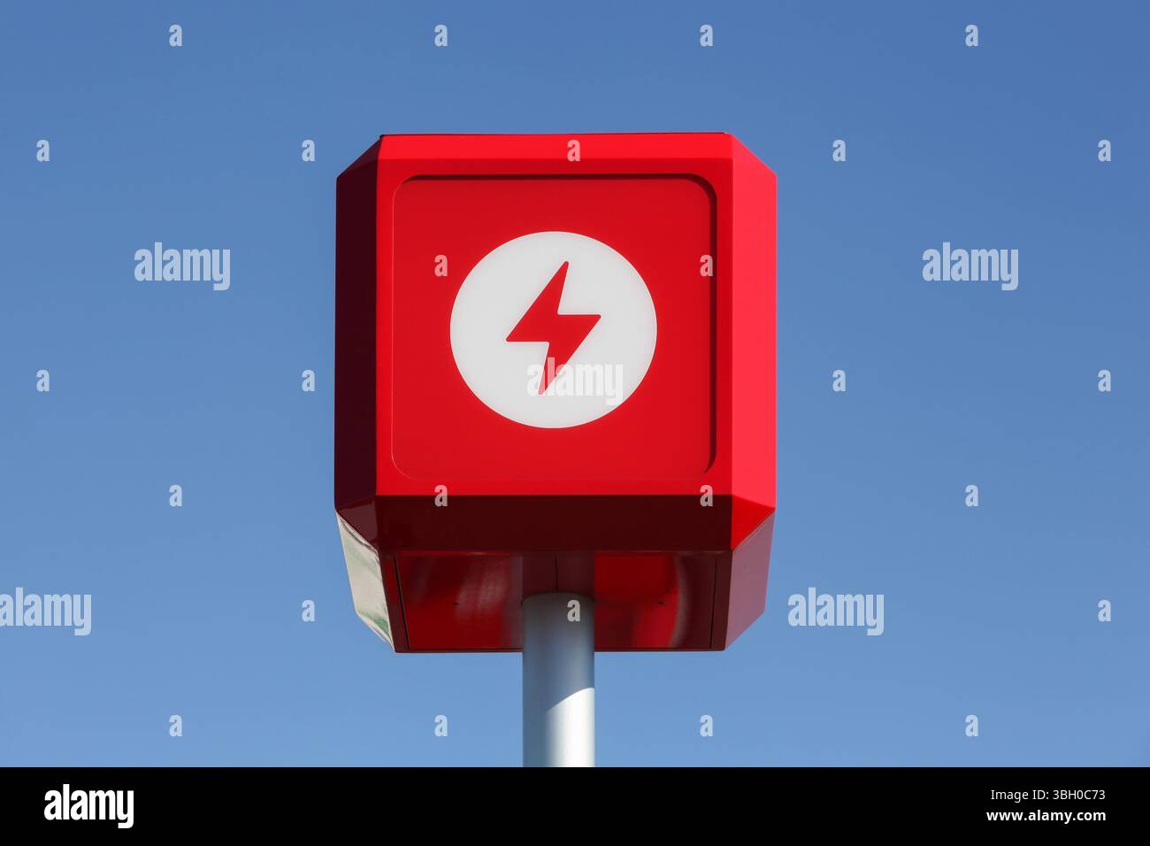 Electric car charging symbol on a pole Stock Photo - Alamy