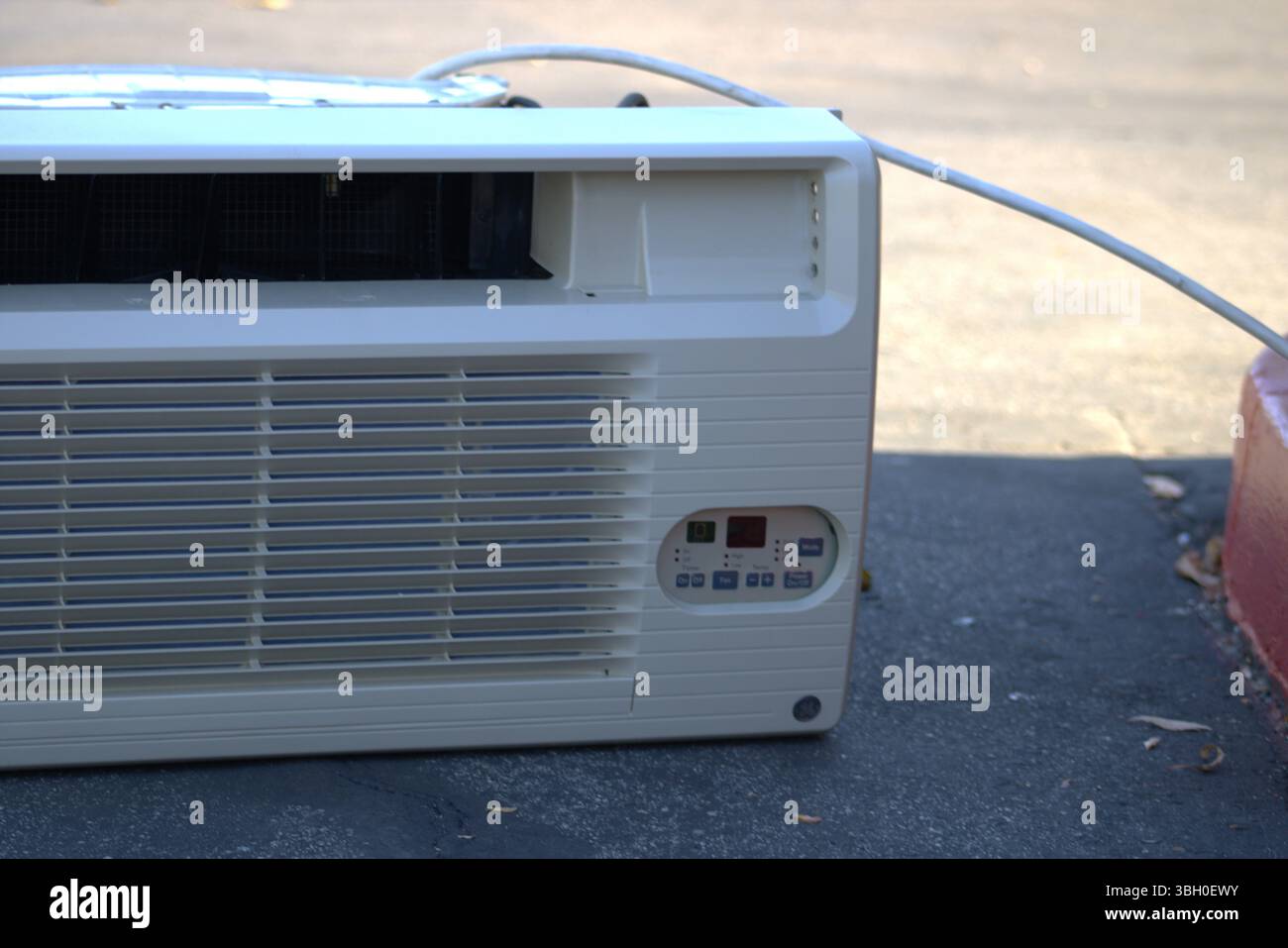 old air conditioning unit up close Stock Photo - Alamy