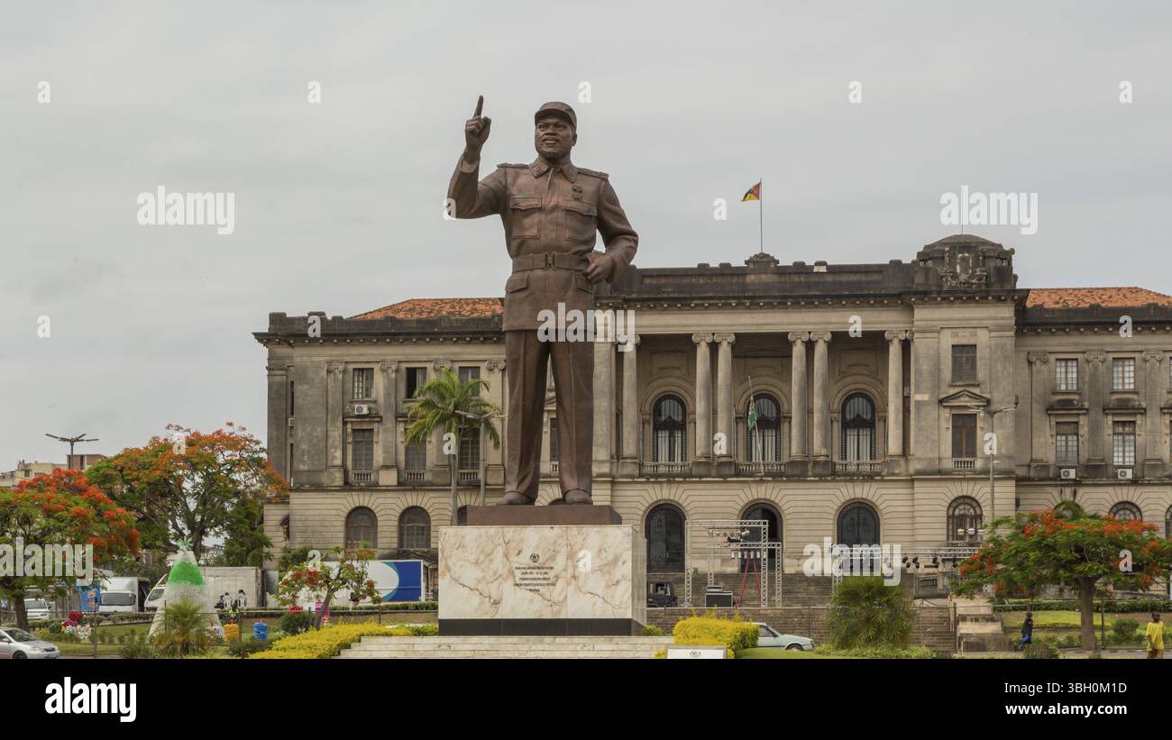 A giant statue of Samora Moises Machel at the Independence Square in ...
