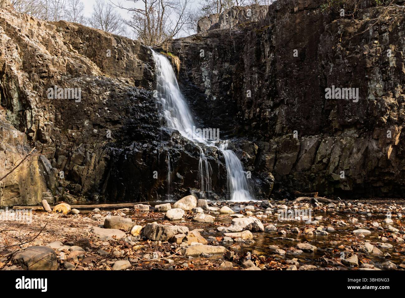 Cascading waterfall in wooded area hi-res stock photography and images ...