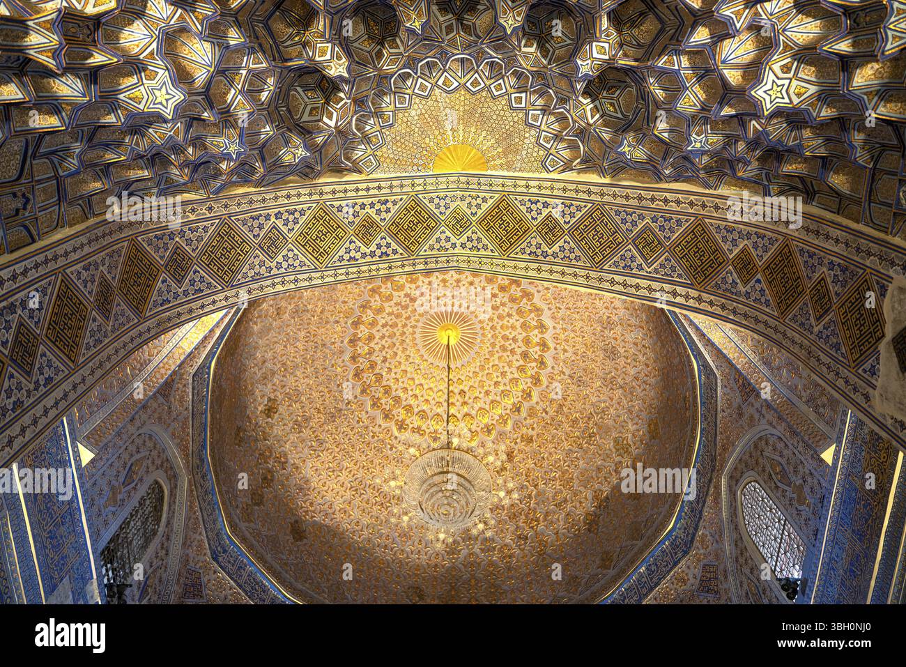 Interior inside the old ancient uzbek tomb - Amir Temur maqbarasi, Goâ ...