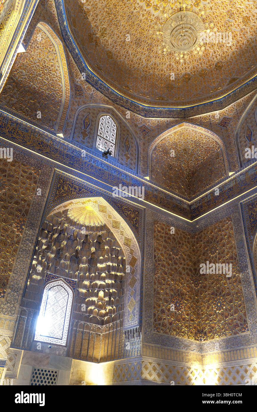 Interior inside the old ancient uzbek tomb - Amir Temur maqbarasi, Goâ ...