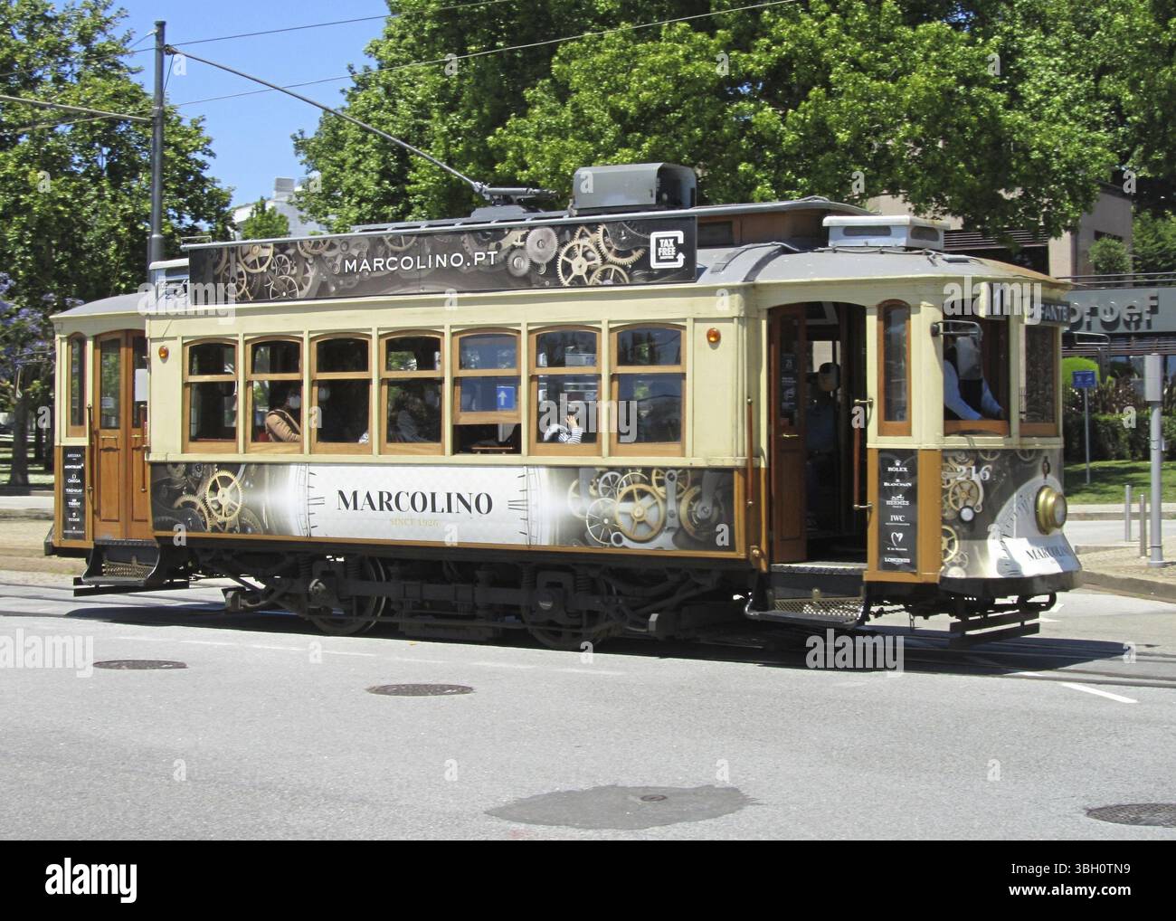 Popular with tourists, the historic tram in Porto Stock Photo - Alamy