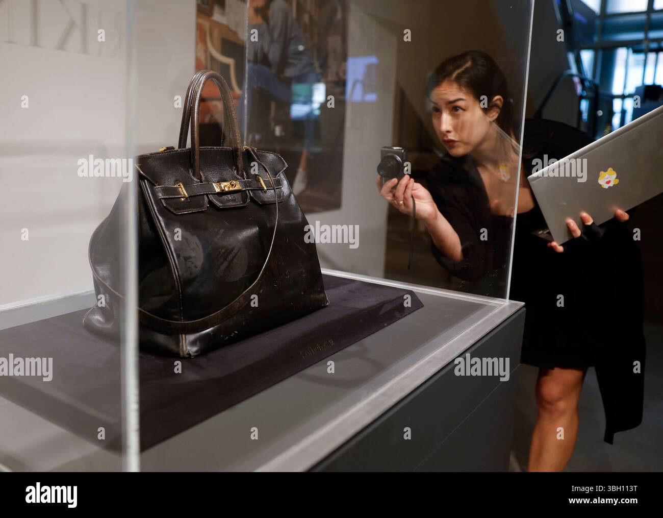 New York, United States. 06th June, 2025. Sotheby's employee Susan ...