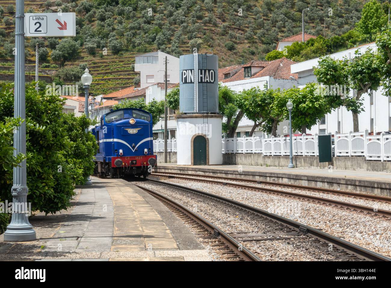 Locomotive CP 1424 pulling the Presidential Train arriving in Pinhao ...