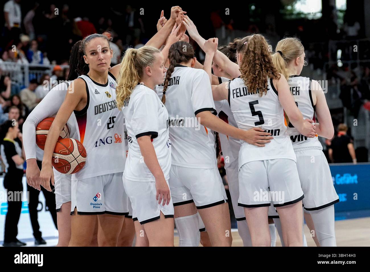 Heidelberg, Deutschland. 06th June, 2025. Spielerinnen der deutschen Auswahl (DBB), schwören ...