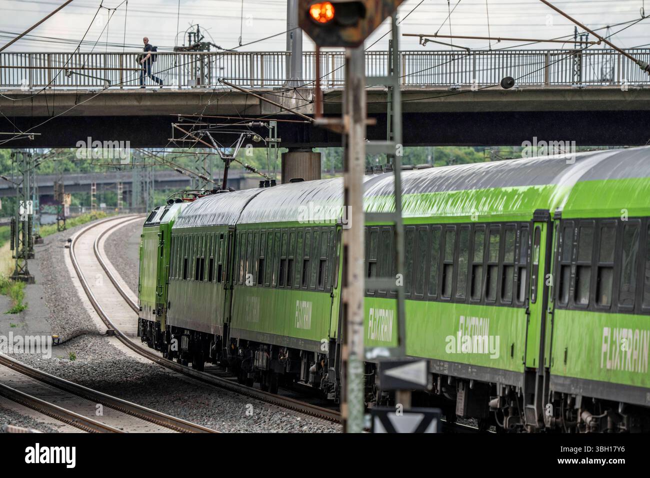 Flixtrain Zug auf der Strecke, zwischen Bochum und Dortmund, NRW ...