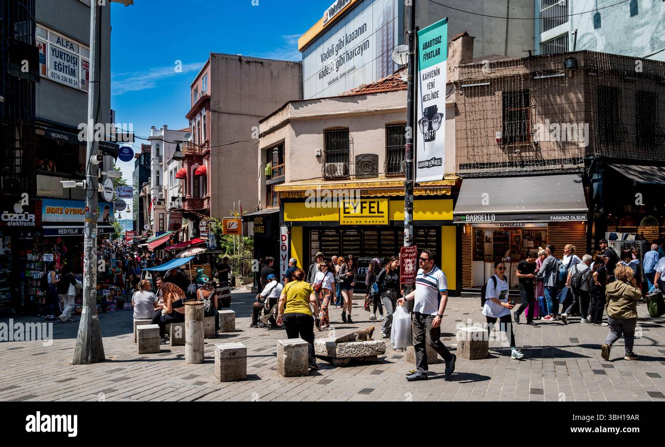 Street scene in Kadikoy, Istanbul, Turkey Stock Photo - Alamy