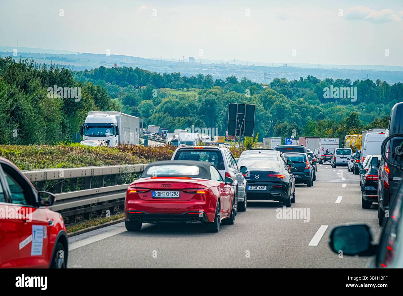 Deutschland, Europa, dichter Autobahnverkehr mit langen ...