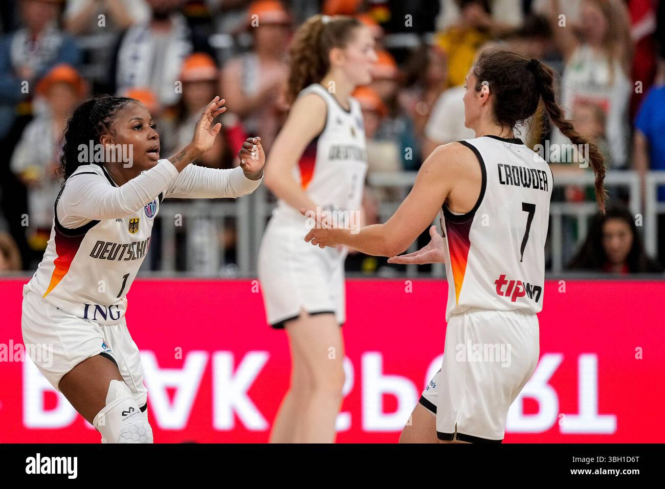 Heidelberg, Deutschland. 06th June, 2025. v.li.: Alexis Peterson (DBB ...