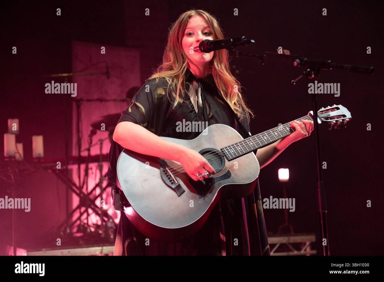 London, UK. 06 Jun 2025. English singer-songwriter Paris Paloma ...