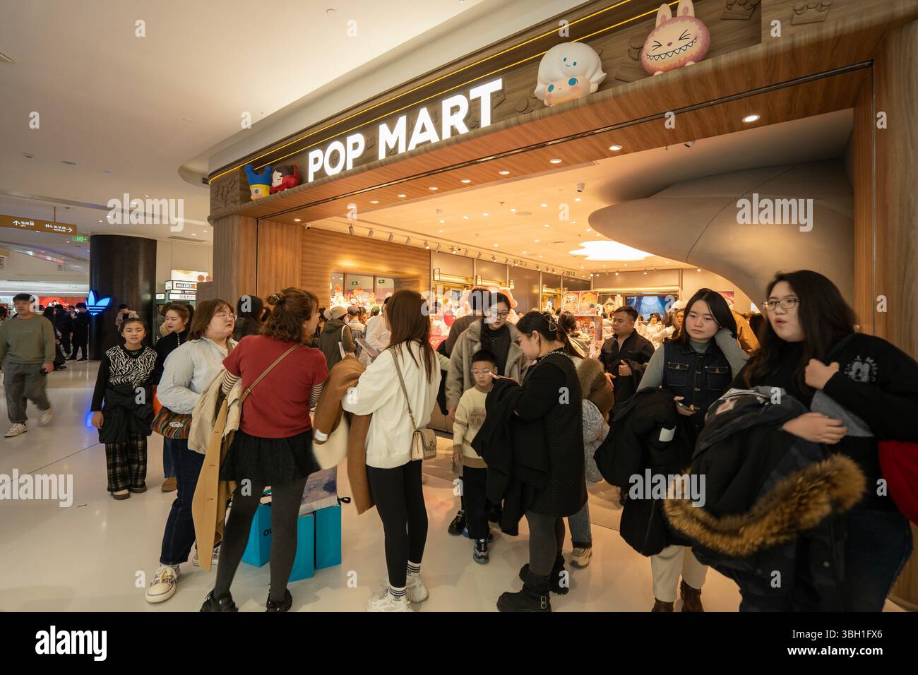 Pop mart crowd hi-res stock photography and images - Alamy