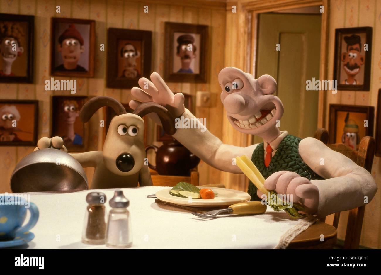 Film Still from "Wallace & Gromit: The Curse of the Were-Rabbit" Gromit ...