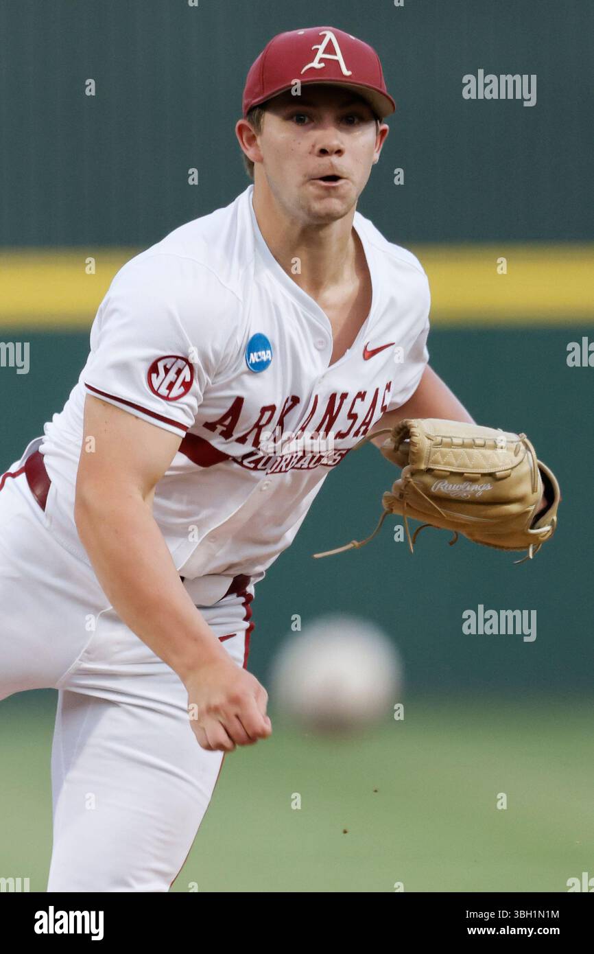 FAYETTEVILLE, AR - JUNE 01: Arkansas Razorbacks pitcher Gage Wood (14 ...