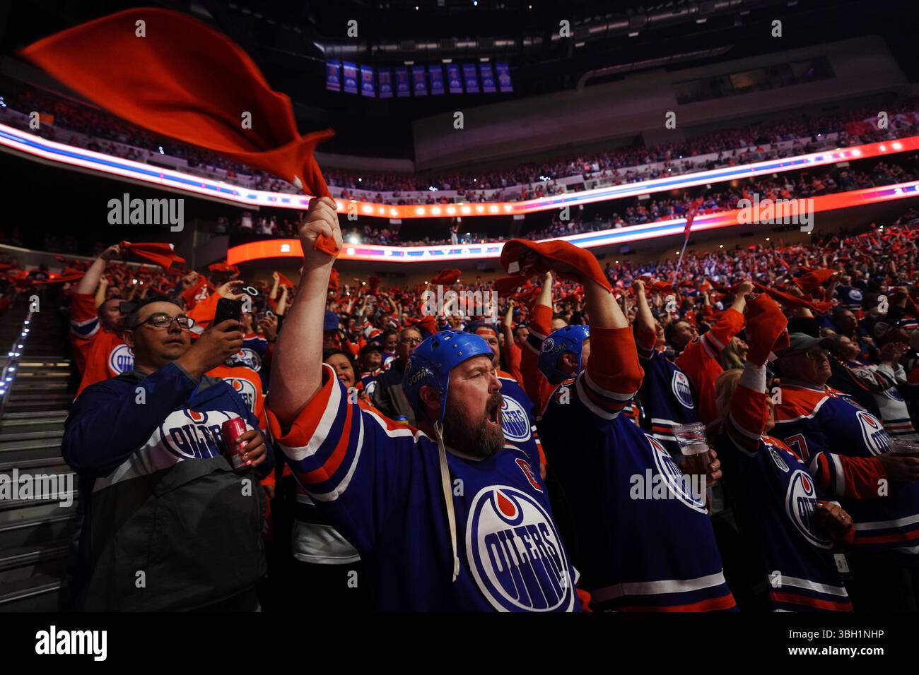 Fans cheer prior to the first period in Game 2 of the NHL Stanley Cup ...