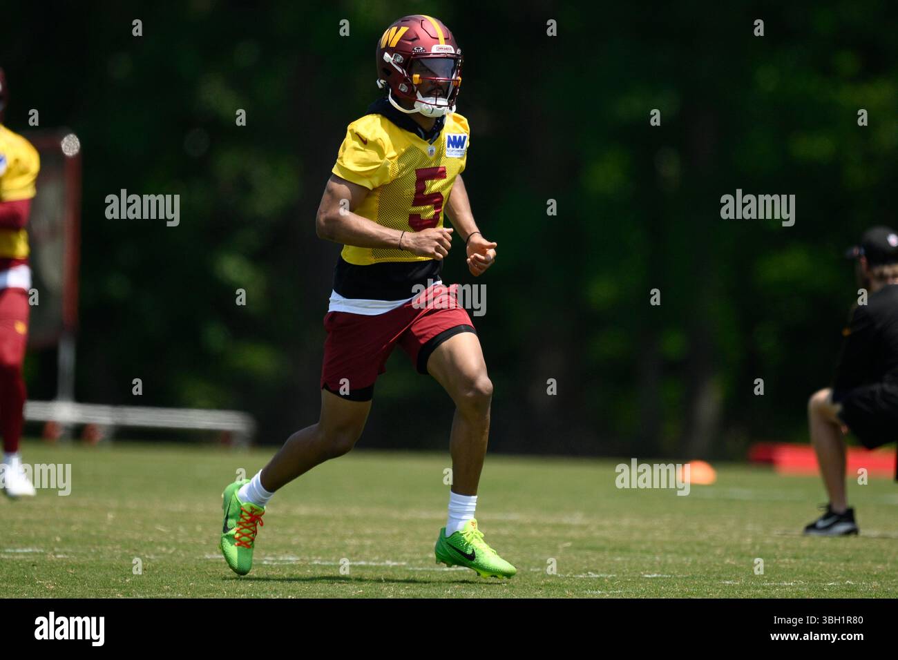 Washington Commanders quarterback Jayden Daniels (5) works out during ...