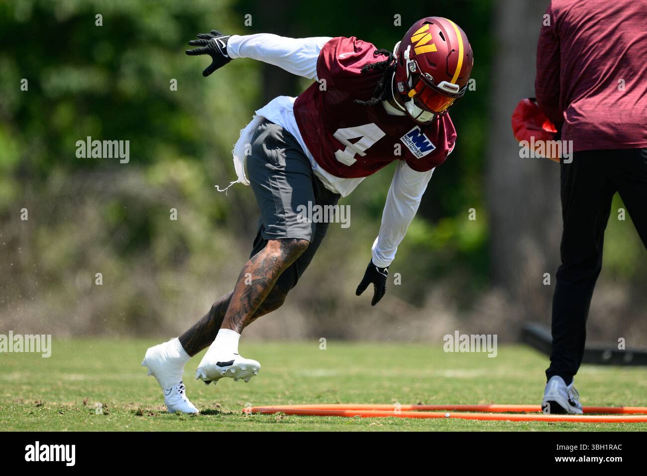 Washington Commanders linebacker Frankie Luvu (4) works out during NFL ...