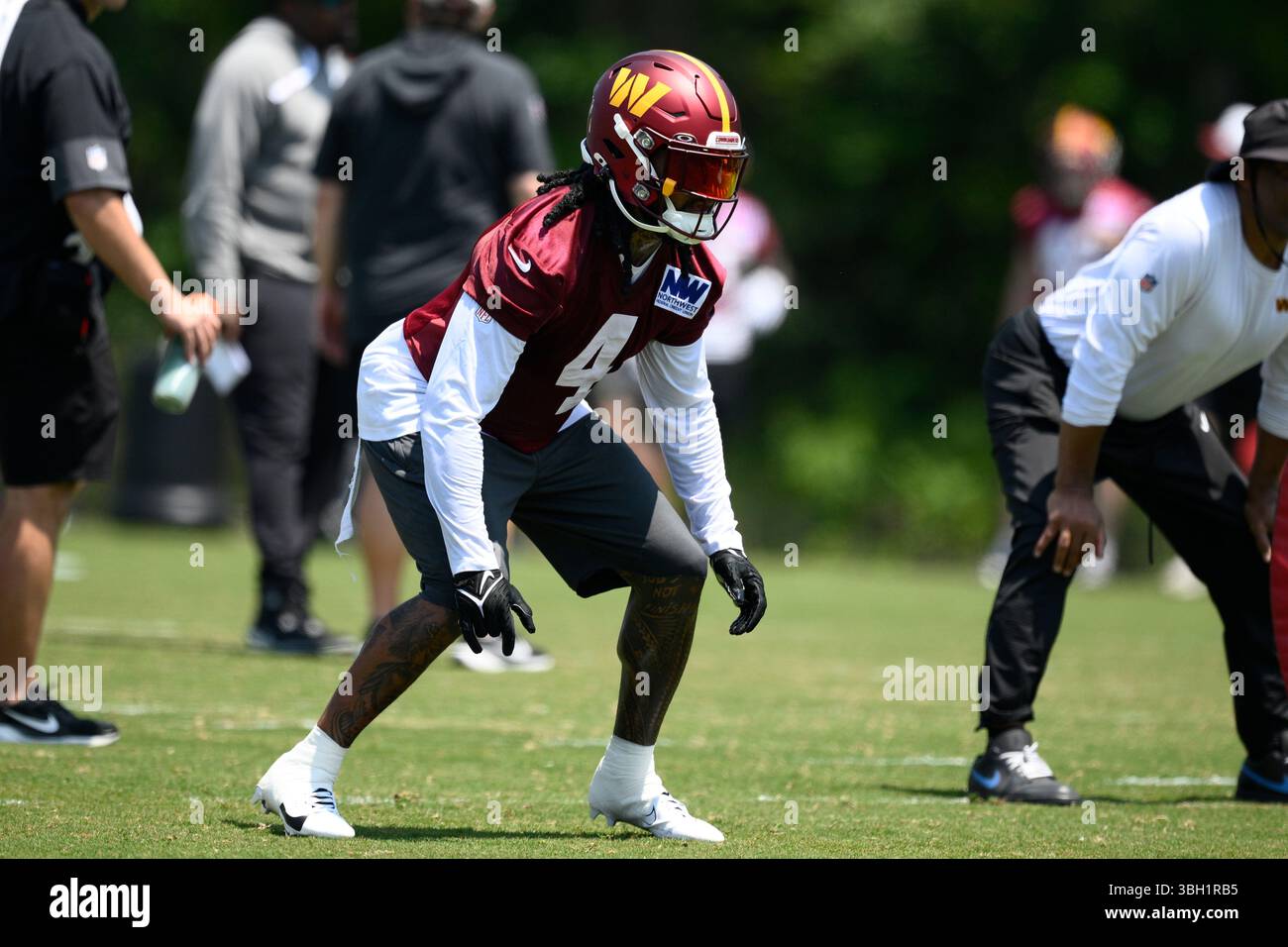 Washington Commanders linebacker Frankie Luvu (4) works out during NFL ...