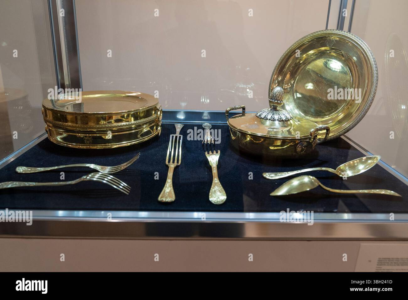 New York, USA. 06th June, 2025. A set silver-gilt tableware made for ...