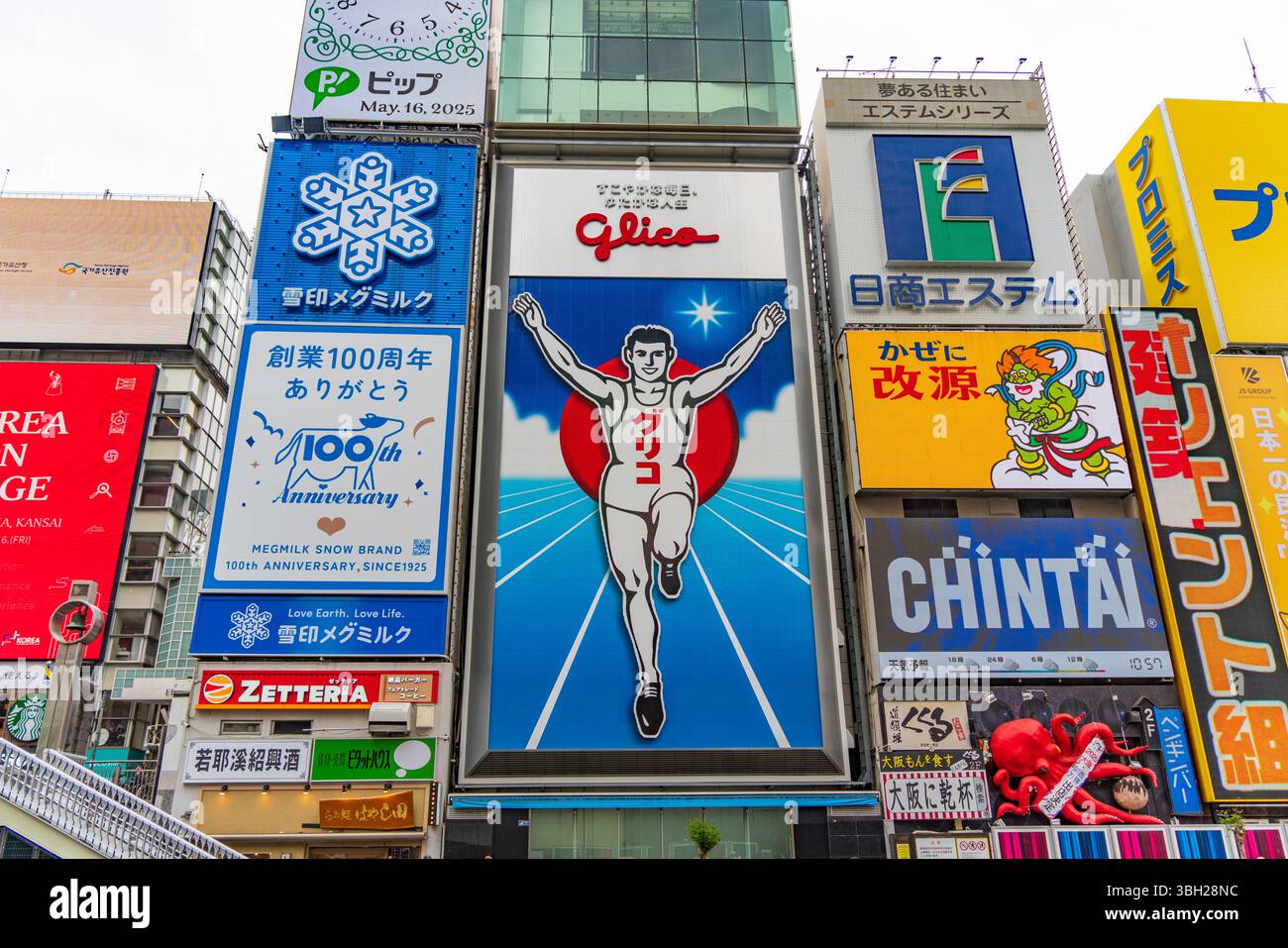 Crowd people dotonbori glico famous hi-res stock photography and images ...