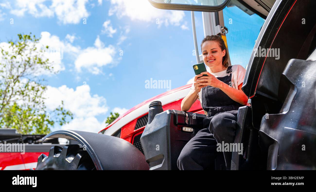Woman farmer using phone hi-res stock photography and images - Alamy